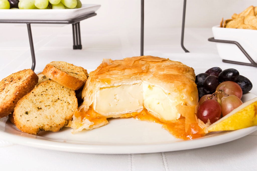 What To Serve With Baked Brie? 30 Best Side Dishes